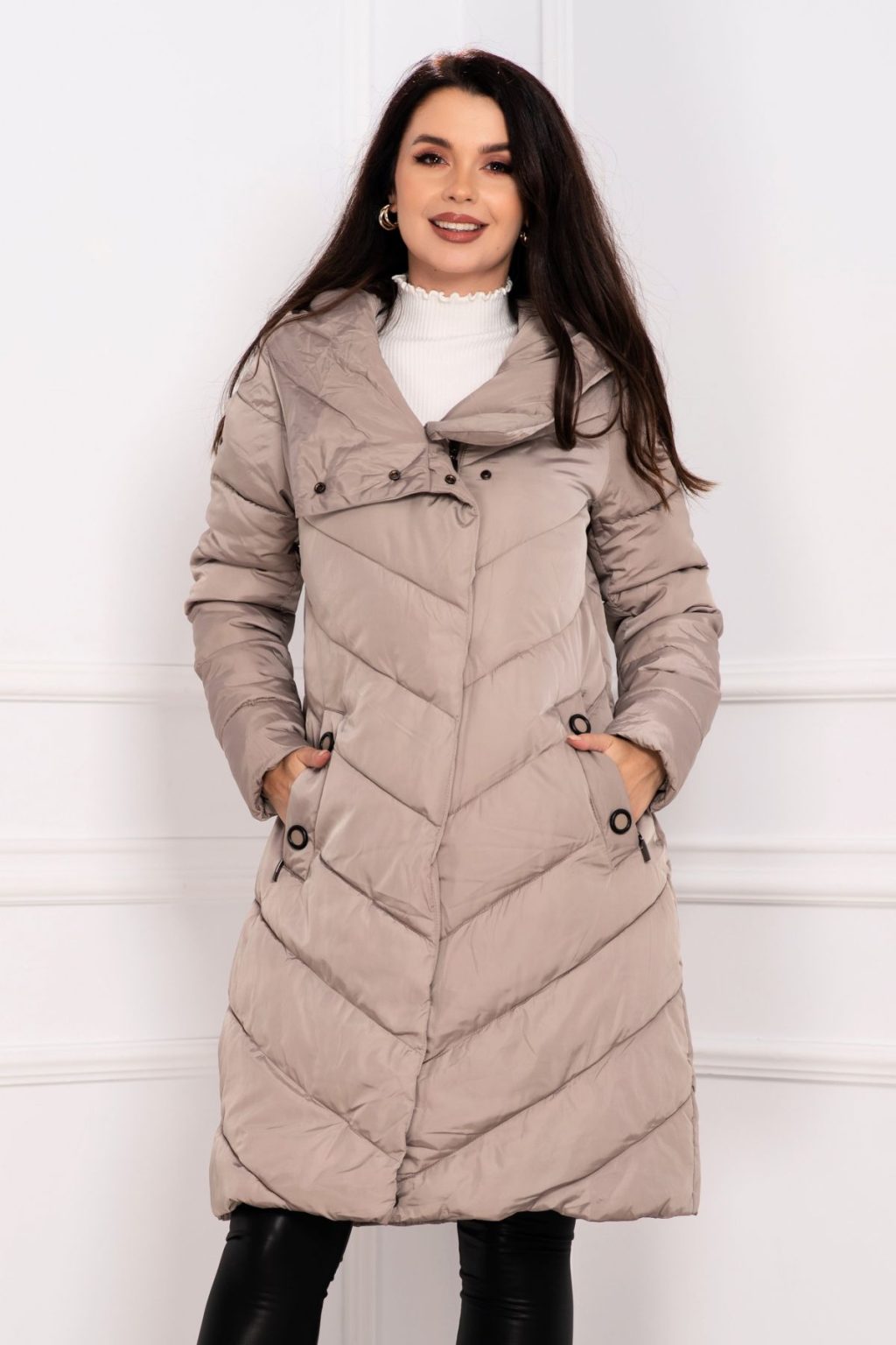 Geaca din fas lunga fango matlasata cu capse maxi si guler inalt